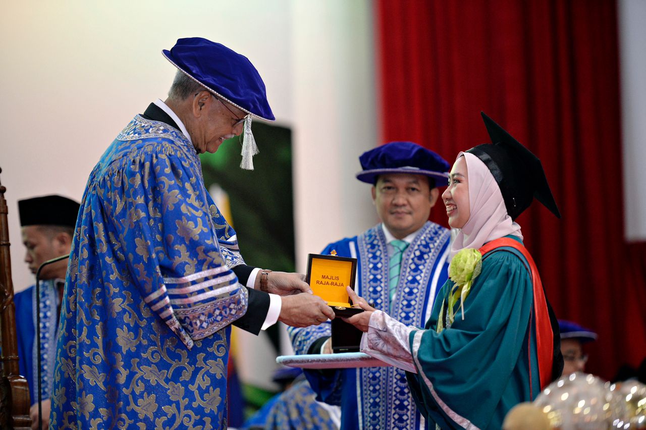 Once failed to go abroad, Nur Khairiyah recipient of Royal Education Award (Pingat Jaya ...